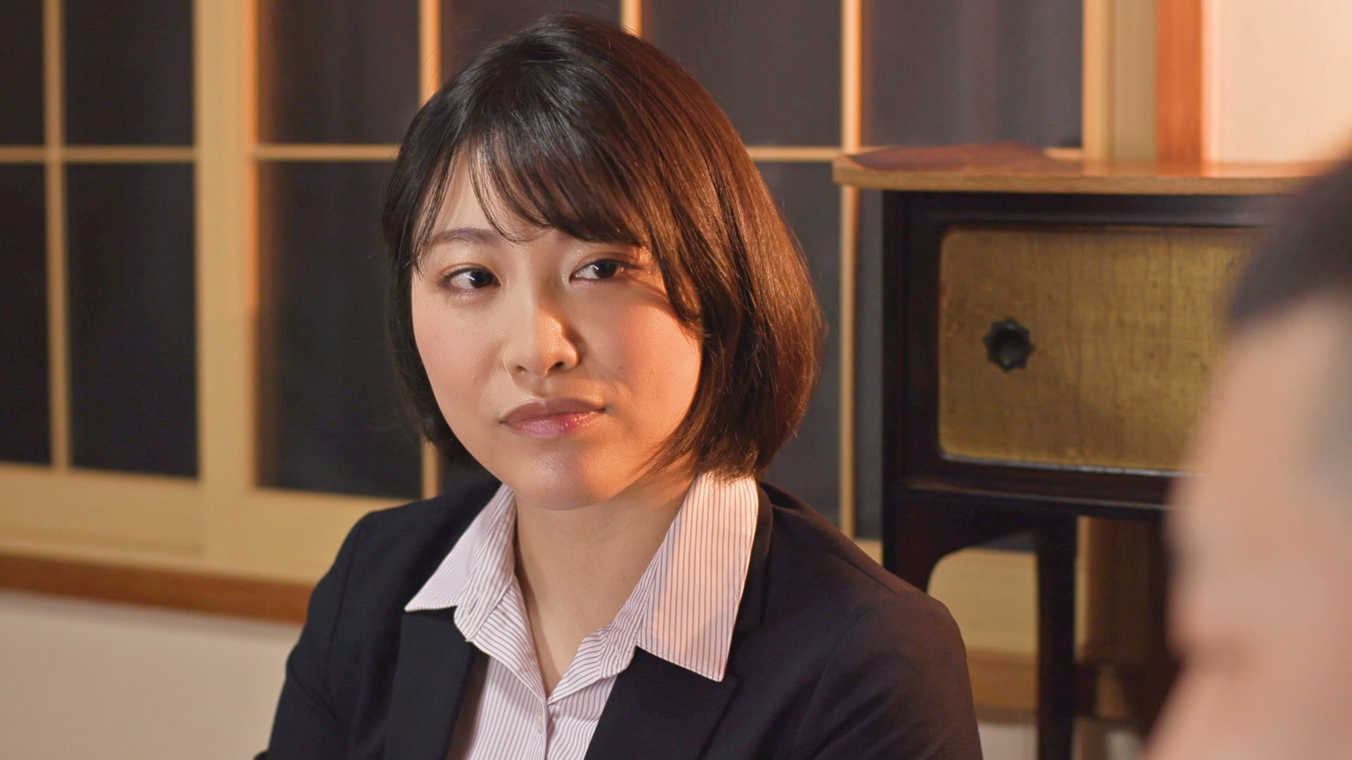 「終電なくなっちゃったね・・・じゃあウチくる?」終電を逃して旦那さんが出張中の女上司の家にお泊まり不倫、誘惑発情された僕は興奮して朝までハメ続けた 春原未来 アダルト動画 ソクミル