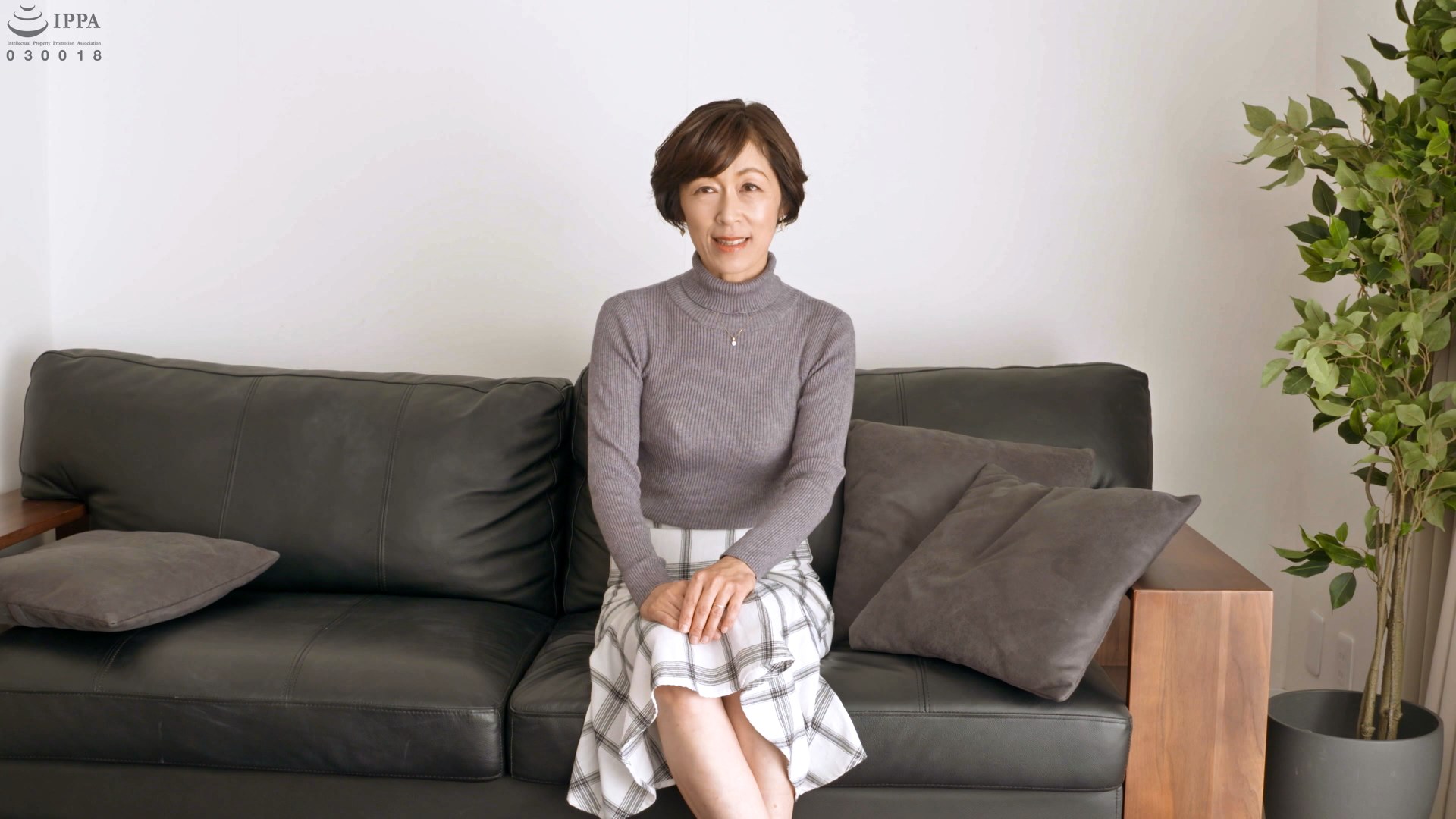 旦那には内緒で元同級生の本物彼氏と記念av出演 「彼氏としかできないフィストファックもお見せします」美也子さん53歳 アダルト動画 ソクミル