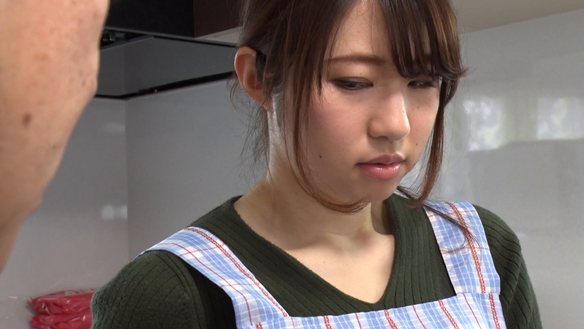 家事代行サービスで派遣された美人スタッフが皿を割ったので本部にクレーム入れる代わりにヤラせてもらった中出しsex「もうイッてるから お願い止め