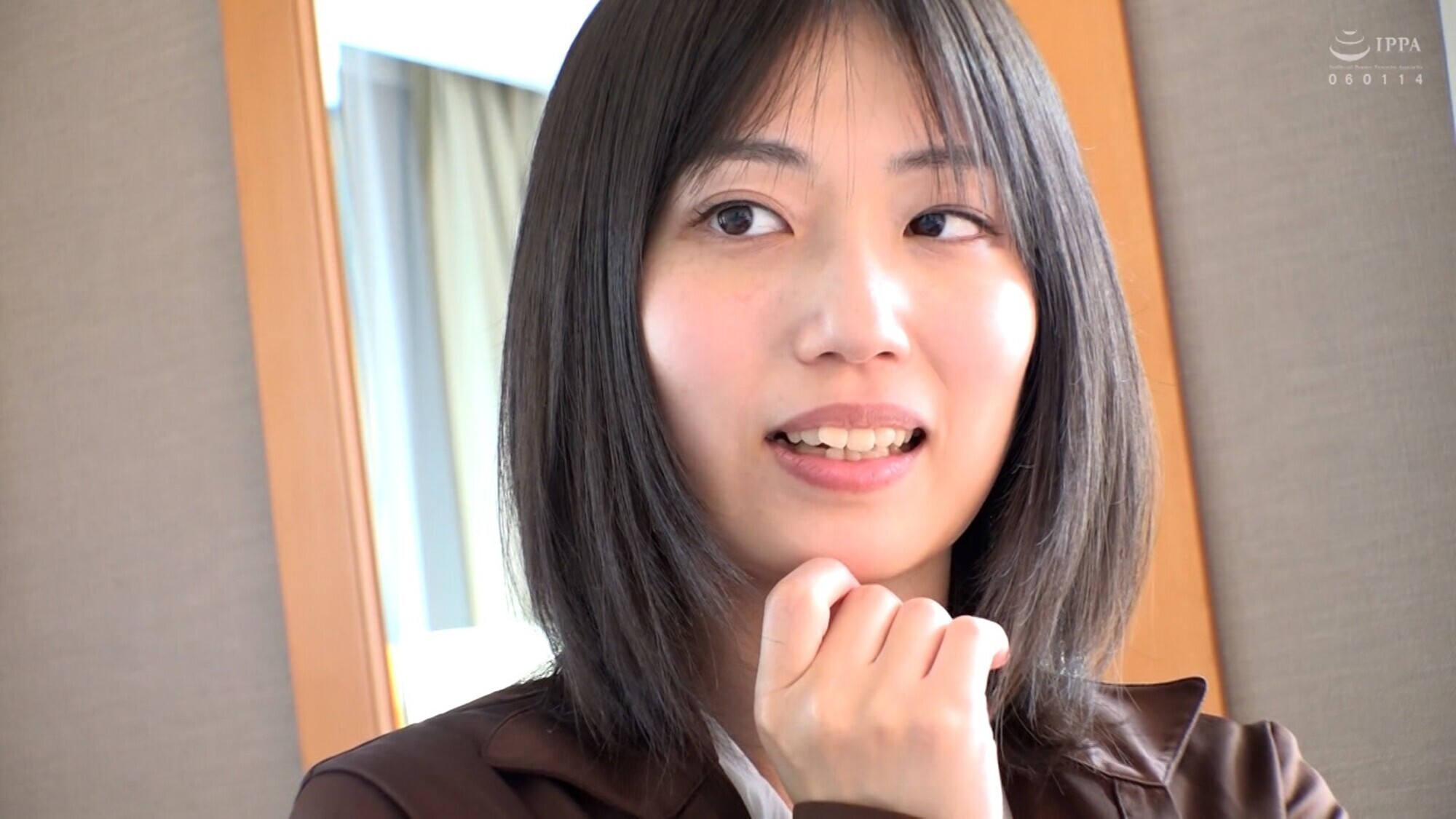 笑顔が素敵な結婚1年の若奥様をホテルに誘って不倫や性生活のアンケート調査!欲求不満とみるや唇を奪い愛撫に・・・気持ちいいですけど、と不貞行為に堕ちていく若奥様に中出しsex! アダルト動画