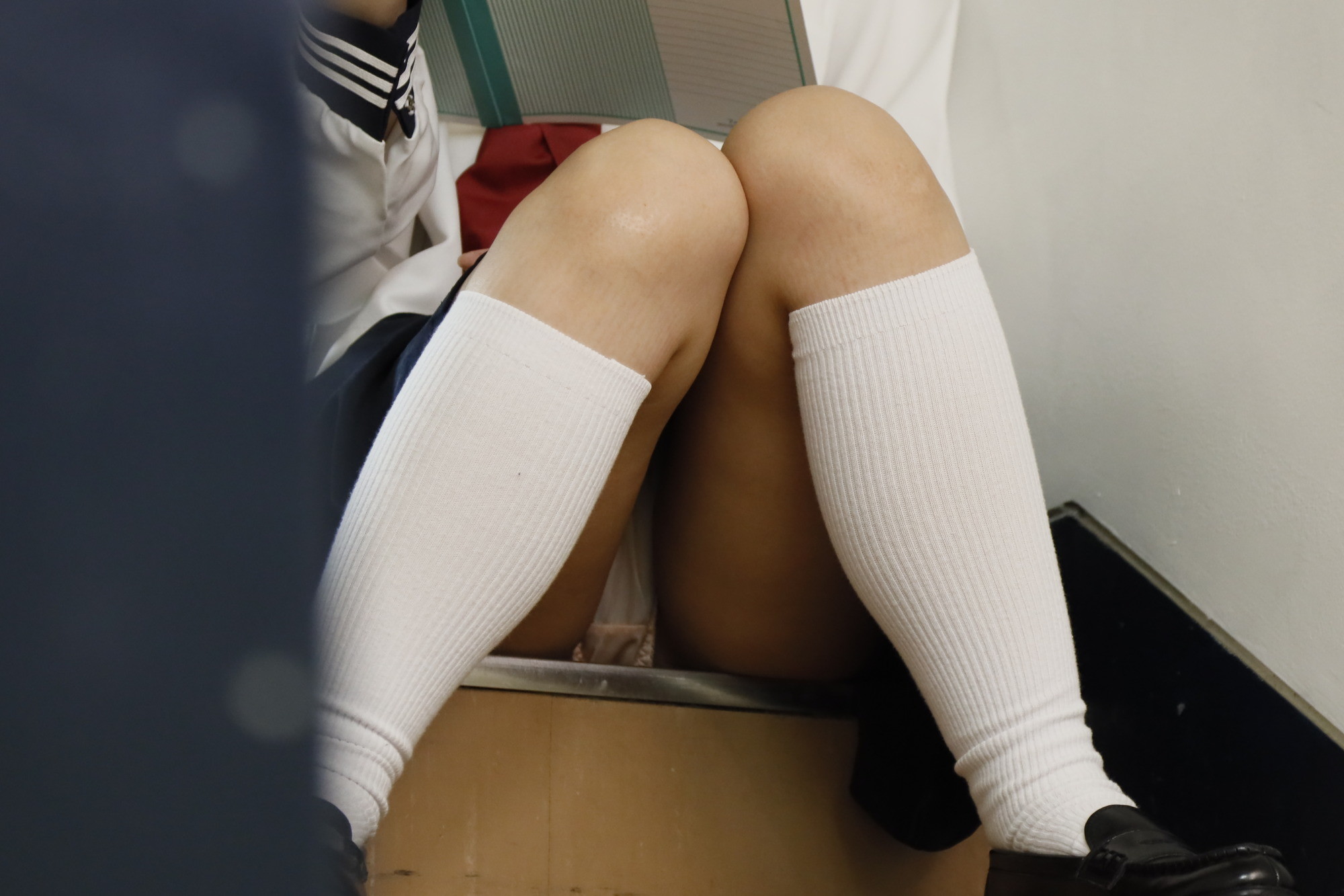 妹系美少女が寂しげなパンチラで誘ってくる!?仕事から帰るといつも団地の階段に1人座っているソソる妹系美少女!チラリと見えるパンチラが密かな