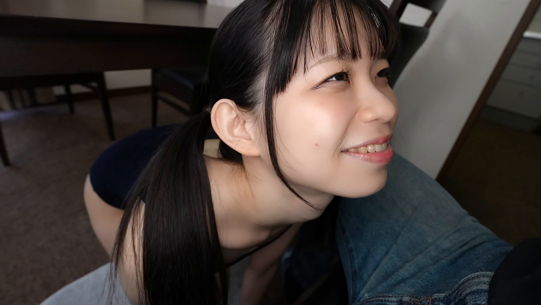 妹が芋ジャージのファスナーを下ろすと、白い肌とマシュマロおっぱいが出てきて大迷惑！ 星宮こと アダルト動画 ソクミル